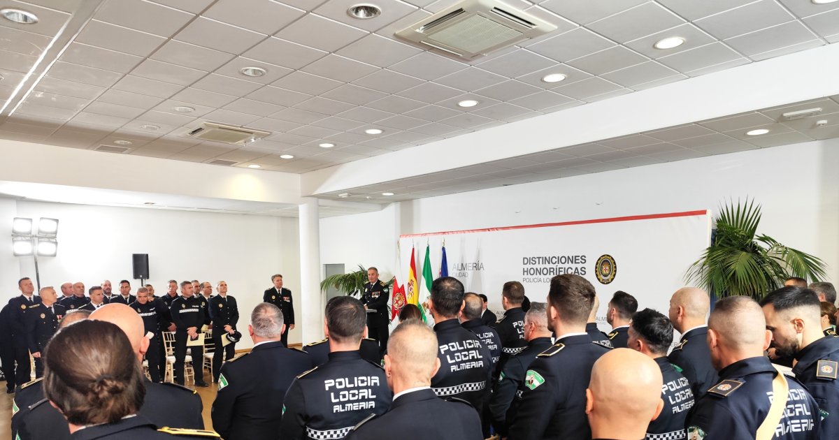 Almería rinde homenaje a los héroes de su Policía Local en el día de su ... Almería rinde homenaje a los héroes de su Policía Local en el día de su ...