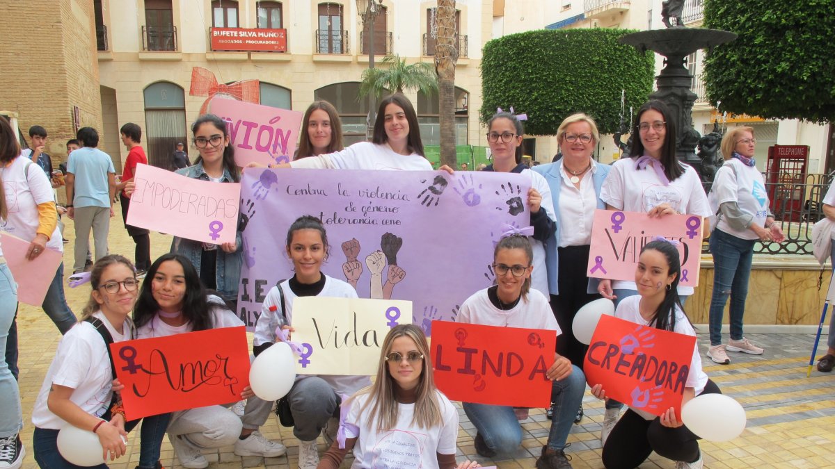 Vera se tiñe de violeta contra la Violencia de Género el 25-N