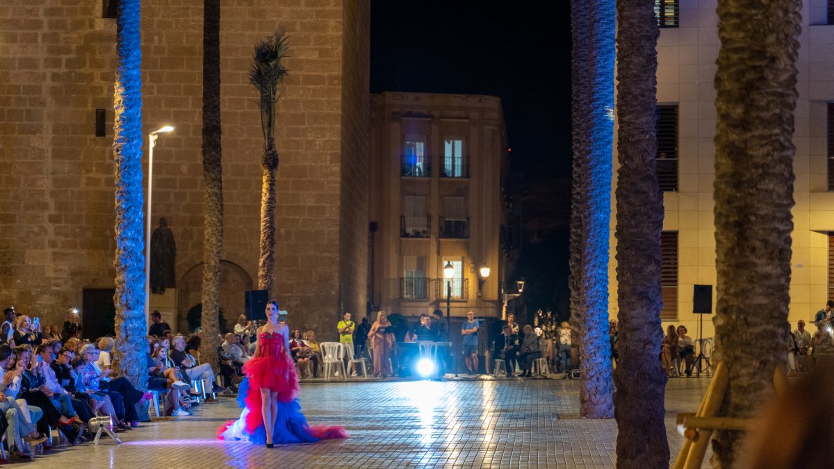 Espectacular desfile de moda en la Catedral de Almería