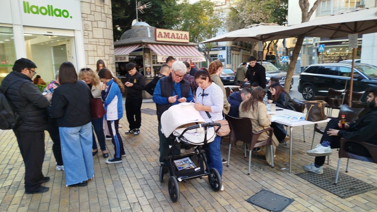 Locura por las Holy Cards en las primeras quedadas para cambiar cromos