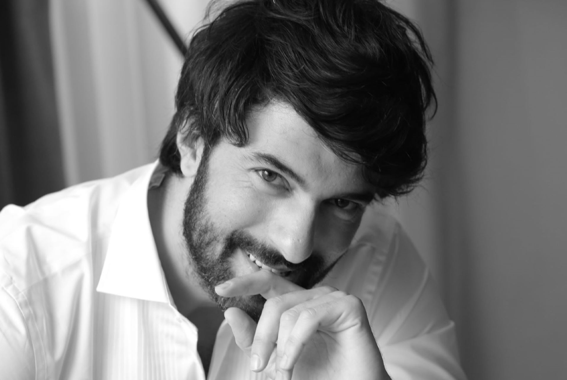 Las mejores series de Engin Akyürek para disfrutar esta Navidad