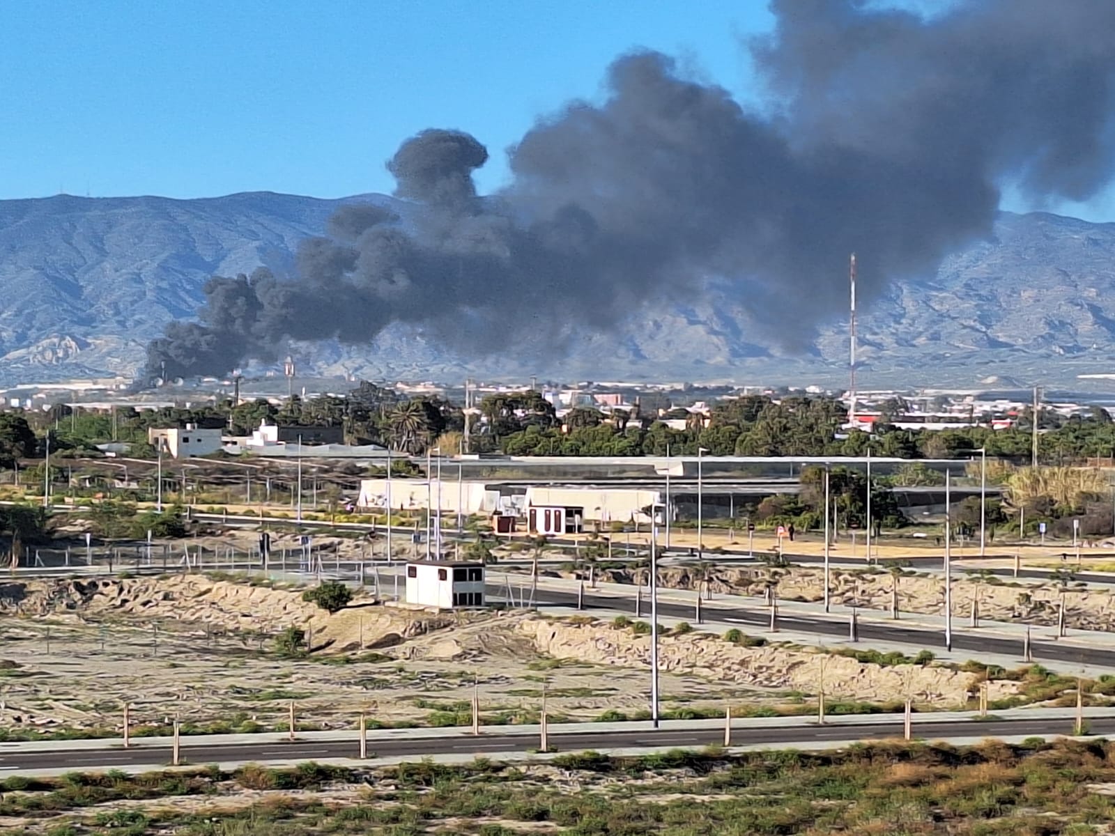 Las Im genes Del Incendio Que Ha Sorprendido Almer a Este Mi rcoles Santo las-im-genes-del-incendio-que-ha-sorprendido-almer-a-este-mi-rcoles-santo