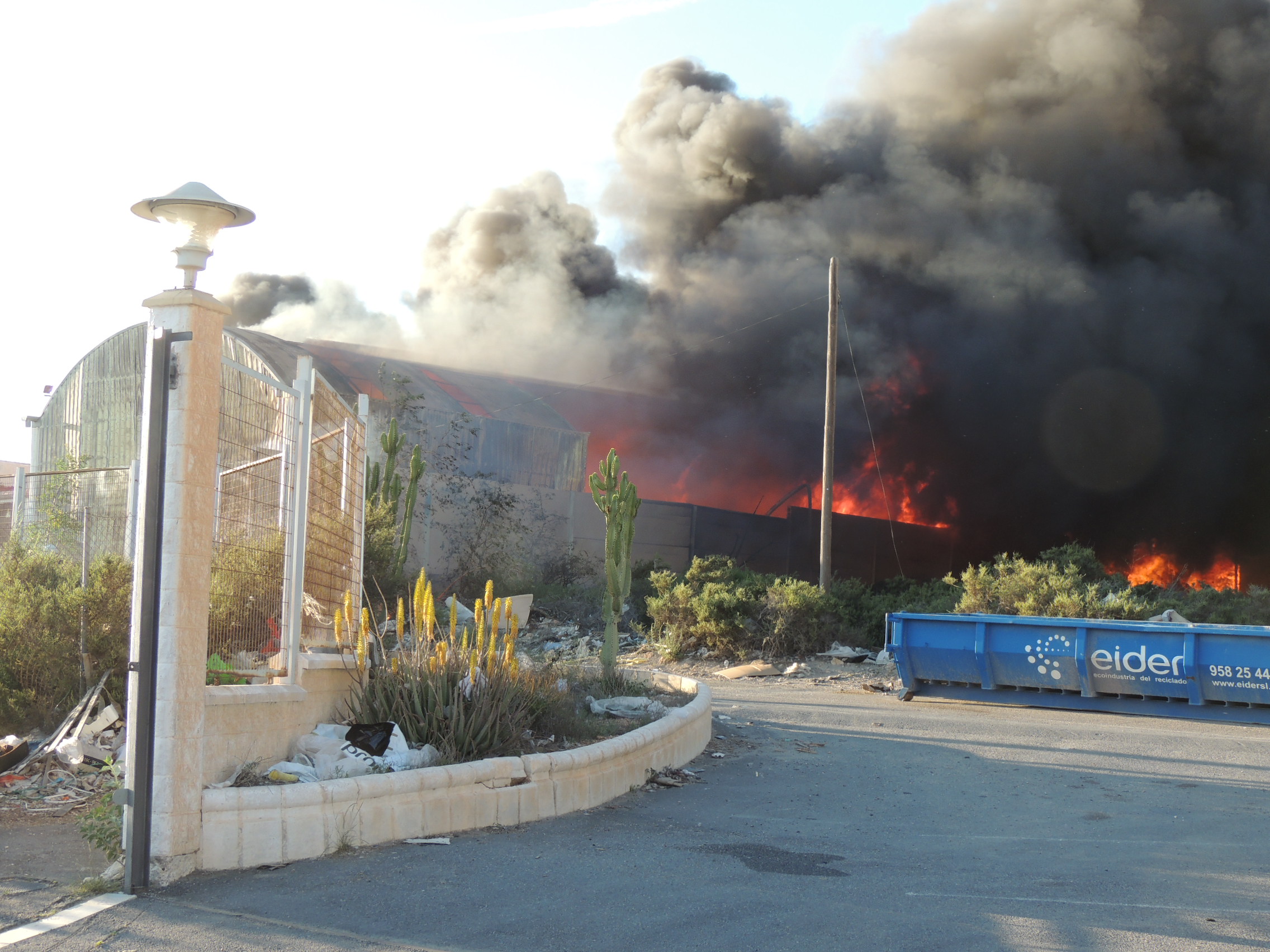Las imágenes del incendio que ha sorprendido Almería este Miércoles Santo