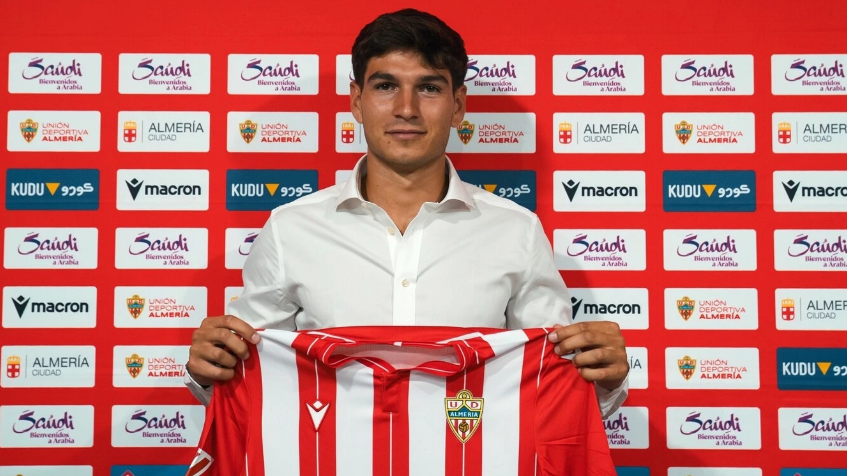 El Almería ya tiene a su central goleador