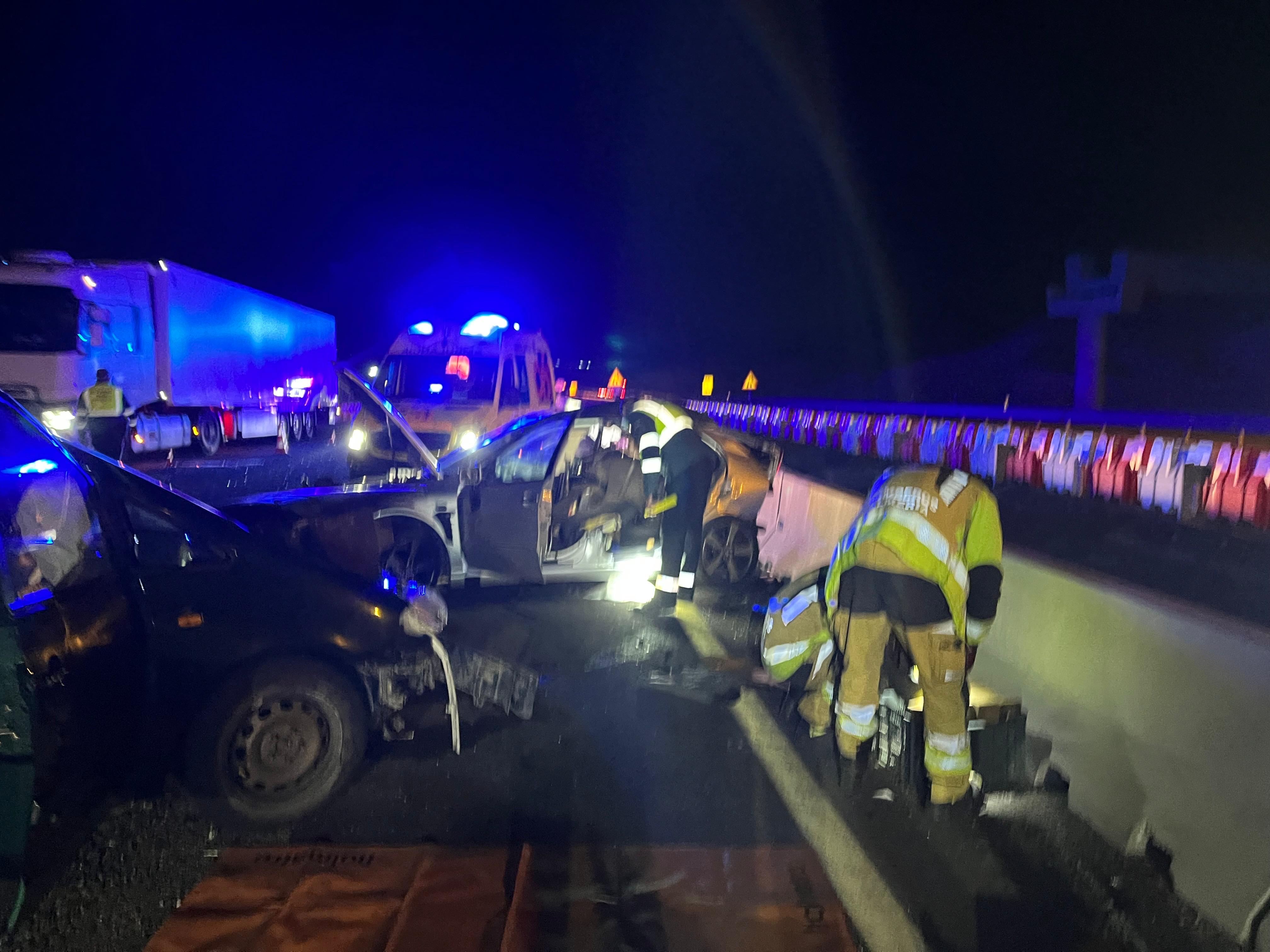 Coches destrozados, personas atrapadas y varios heridos en un grave ...